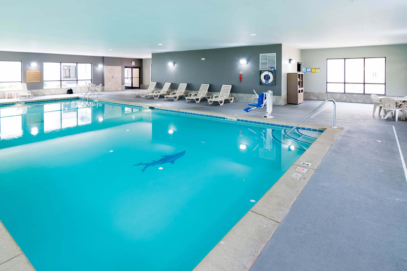 Hotel with Pool in Elmhurst IL | Clarion Inn Elmhurst Oakbrook