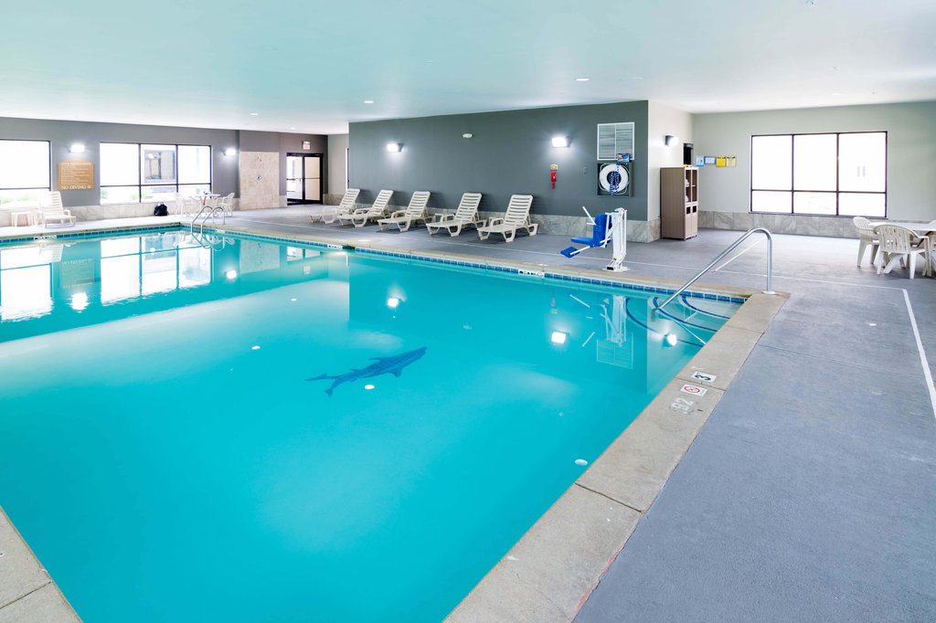 Hotel with Pool in Elmhurst IL | Clarion Inn Elmhurst Oakbrook